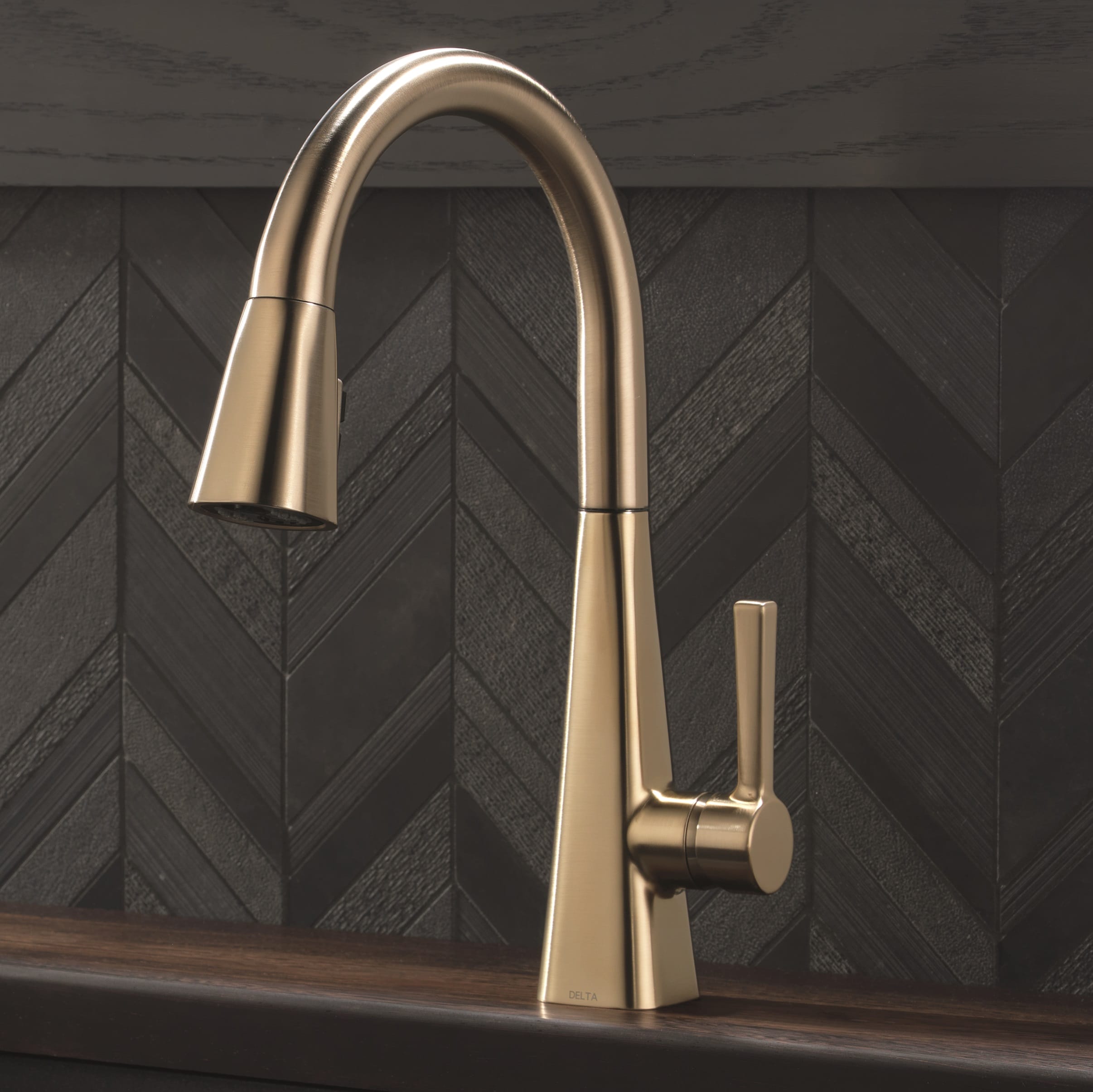 Delta Lenta Gold Champagne Bronze Single Handle Deck-mount Pull-down ...